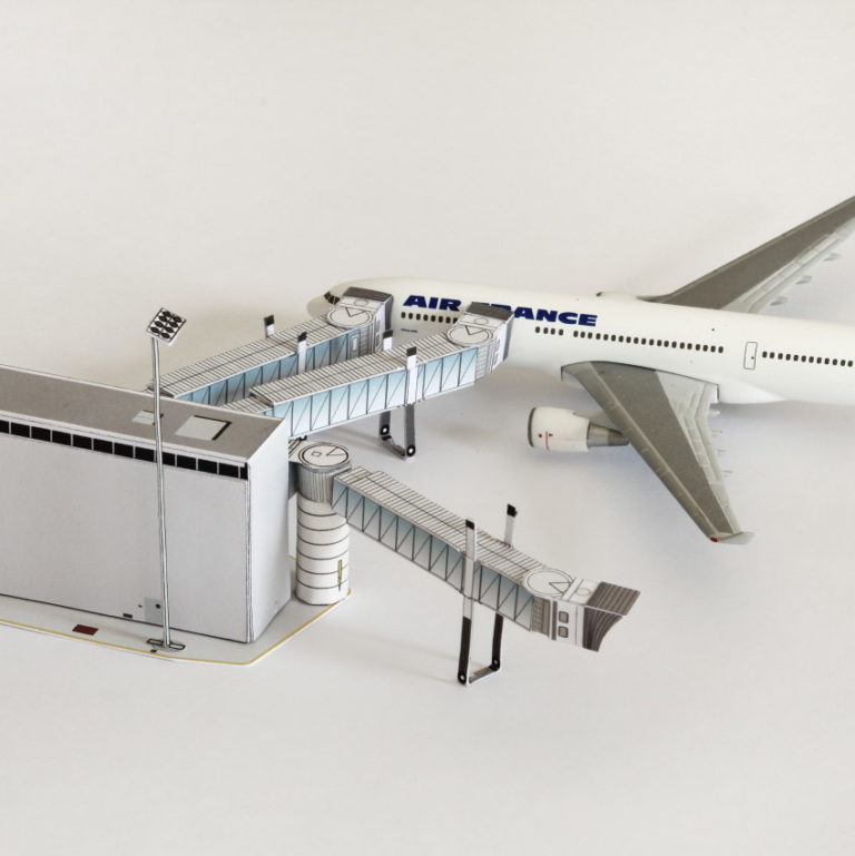 A380 triple boarding bridge – Paris Airport Diorama